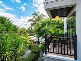 Uma varanda com vista para uma piscina e vegetação exuberante.