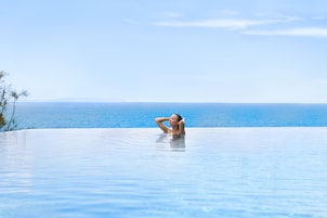 Piscina externa, guarda-sóis, espreguiçadeiras