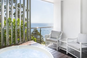 Uma cama King, c/ acesso ao spa | Vista do quarto