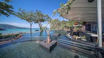 Piscina externa, funciona das 7h às 19h, espreguiçadeiras