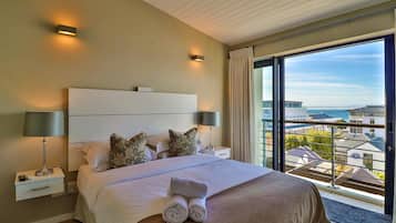 Two Bedrooms Apartment | Cofre no quarto, secretária, cortinas/cortinados opacos
