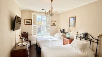 Quarto Deluxe, 2 camas individuais | Ferro/tábua de engomar, Wi-fi grátis, roupa de cama fornecida