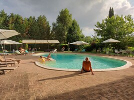 Piscina exterior, guarda-sóis, espreguiçadeiras 