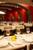 Almoços e jantares servidos, incluindo cozinha portuguesa 