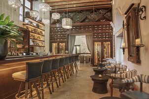 2 bares/lounges, um bar junto à piscina 