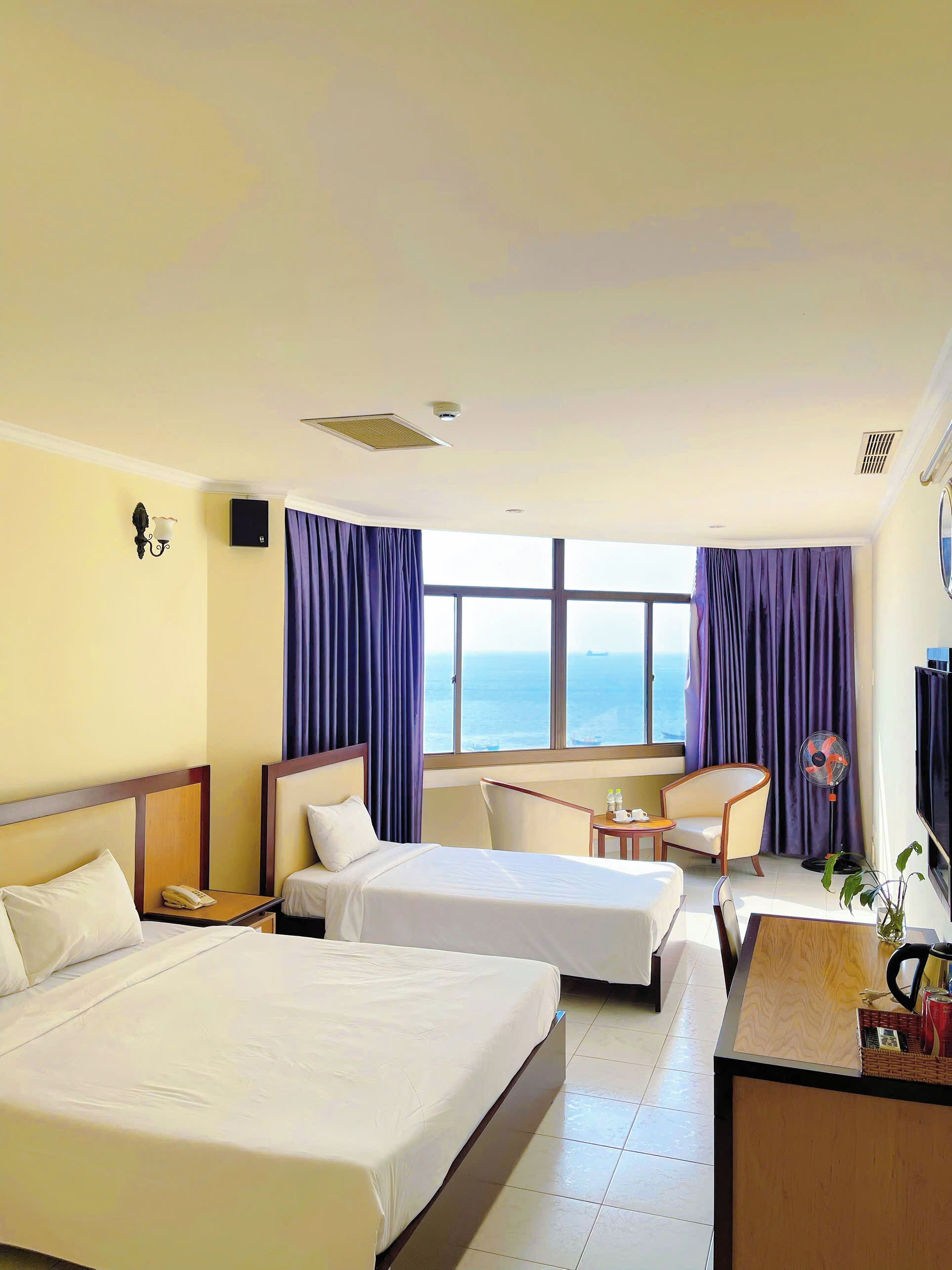 Quarto Deluxe | Minibar, cofre no quarto, secretária, cortinas/cortinados opacos 