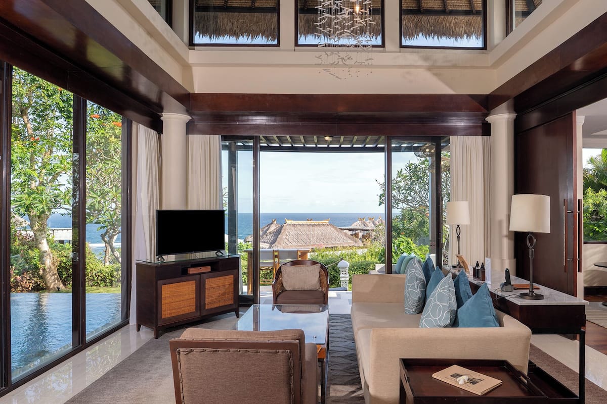 Villa, 2 quartos, piscina privativa, vista para o oceano | Sala de estar | Televisor LCD de 42 polegadas com canais via satélite, televisor 