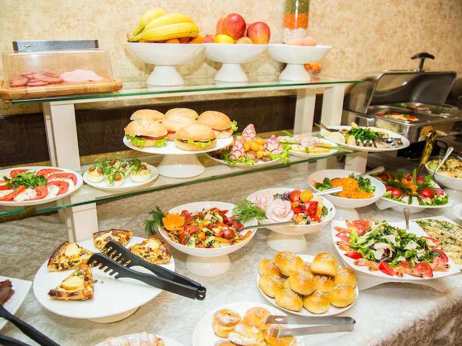 Jantares servidos, com espaço para refeições ao ar livre