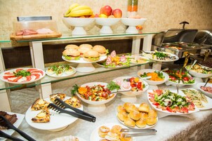 Jantares servidos, com espaço para refeições ao ar livre 