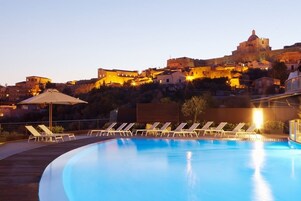 Piscina externa sazonal, guarda-sóis, espreguiçadeiras