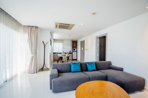 Suíte família | Cofres nos quartos, individualmente decorados, escrivaninha