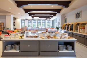 Café da manhã com buffet grátis todos os dias