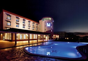 Piscina externa, guarda-sóis, espreguiçadeiras