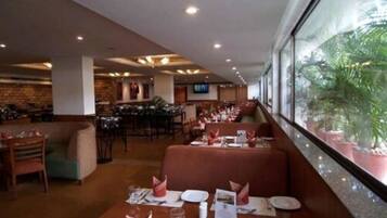 Café da manhã continental todos os dias (INR 650 por pessoa)