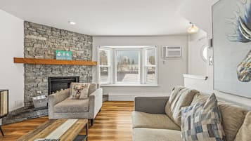 Apartamento, 3 quartos, vista para a montanha (Self Check In, No Pets) | Área de estar | TV de tela plana 50 polegadas com canais a cabo, TV