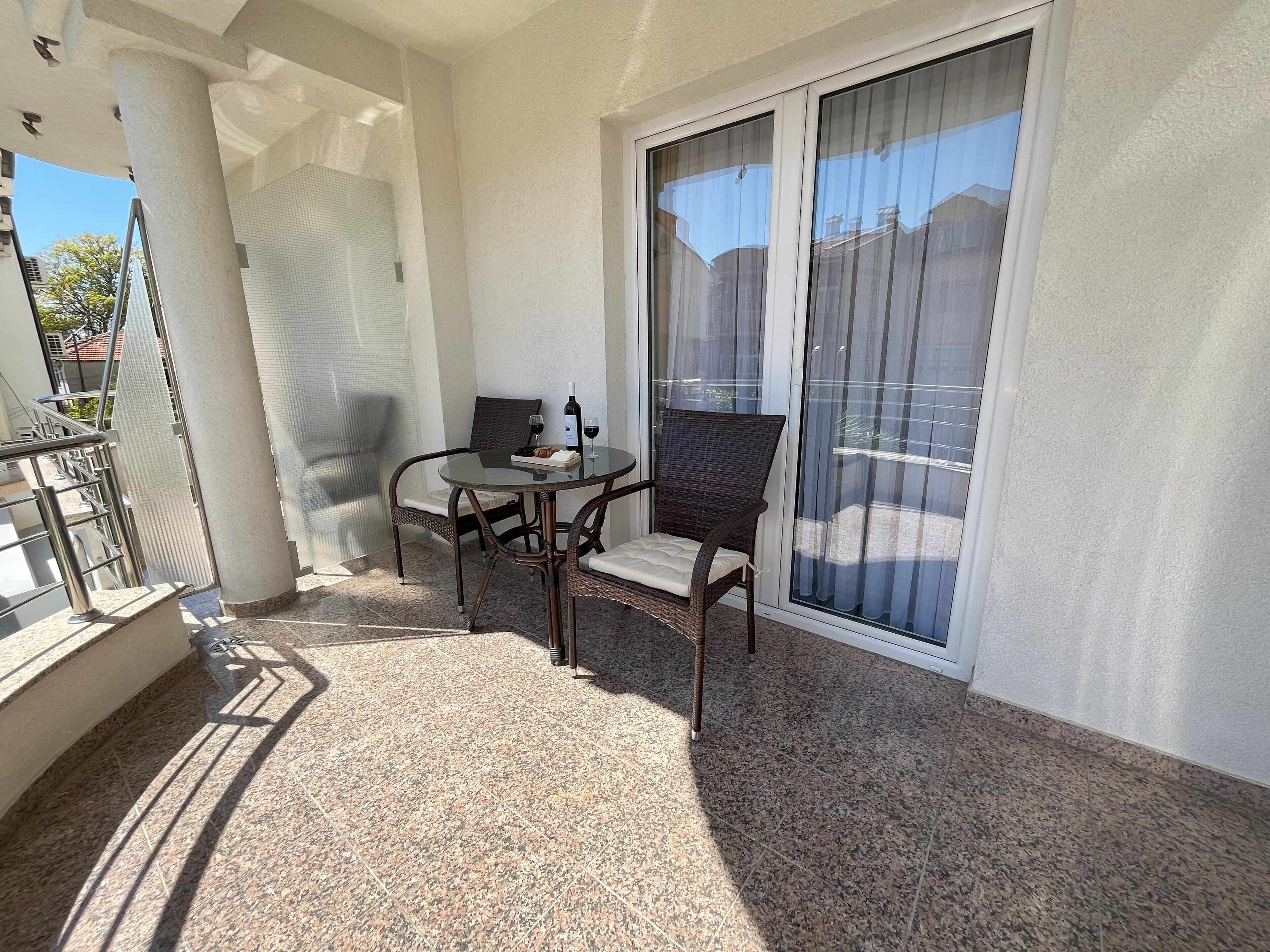 Quarto triplo luxo, 1 quarto, vista para o jardim | Terraço/pátio