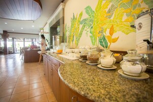 Café da manhã com buffet grátis todos os dias