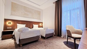 Quarto duplo premium | Roupas de cama premium, frigobar, cofres nos quartos, escrivaninha