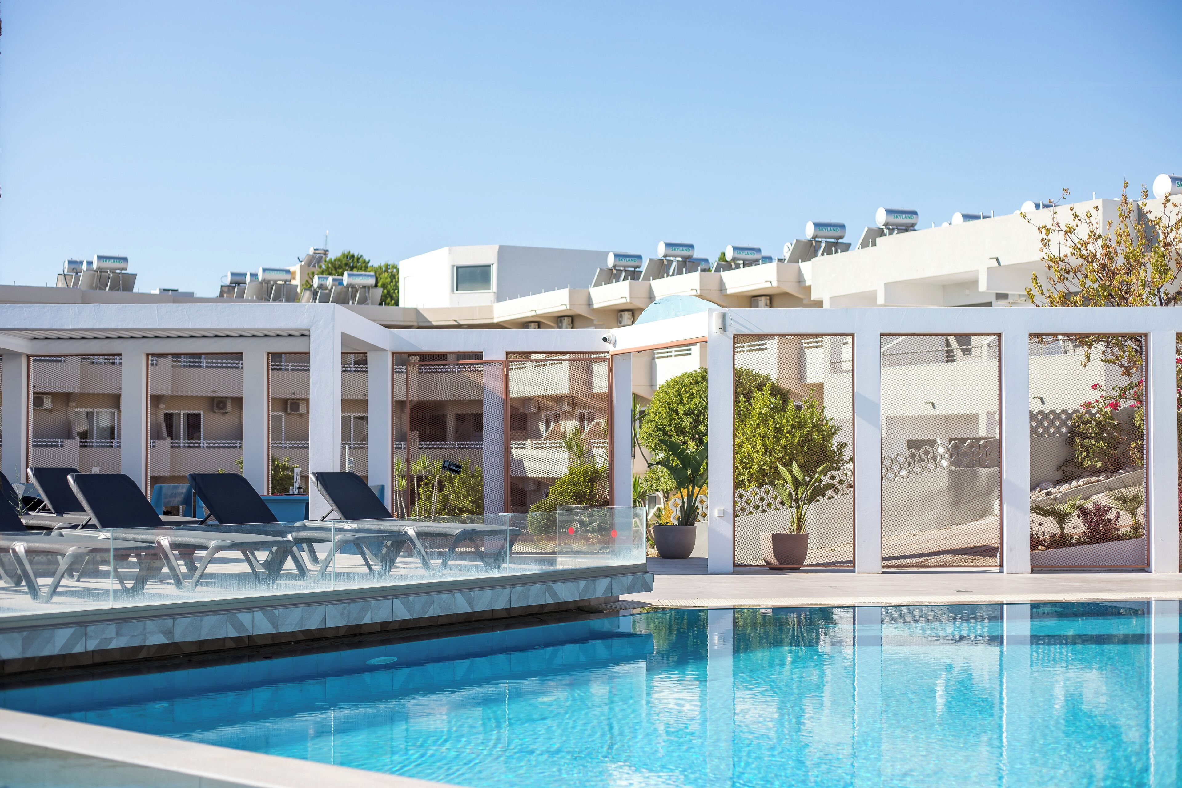 Piscina exterior, espreguiçadeiras 