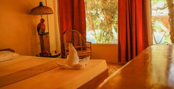 Minibar, cofre no quarto, com decoração personalizada, secretária 