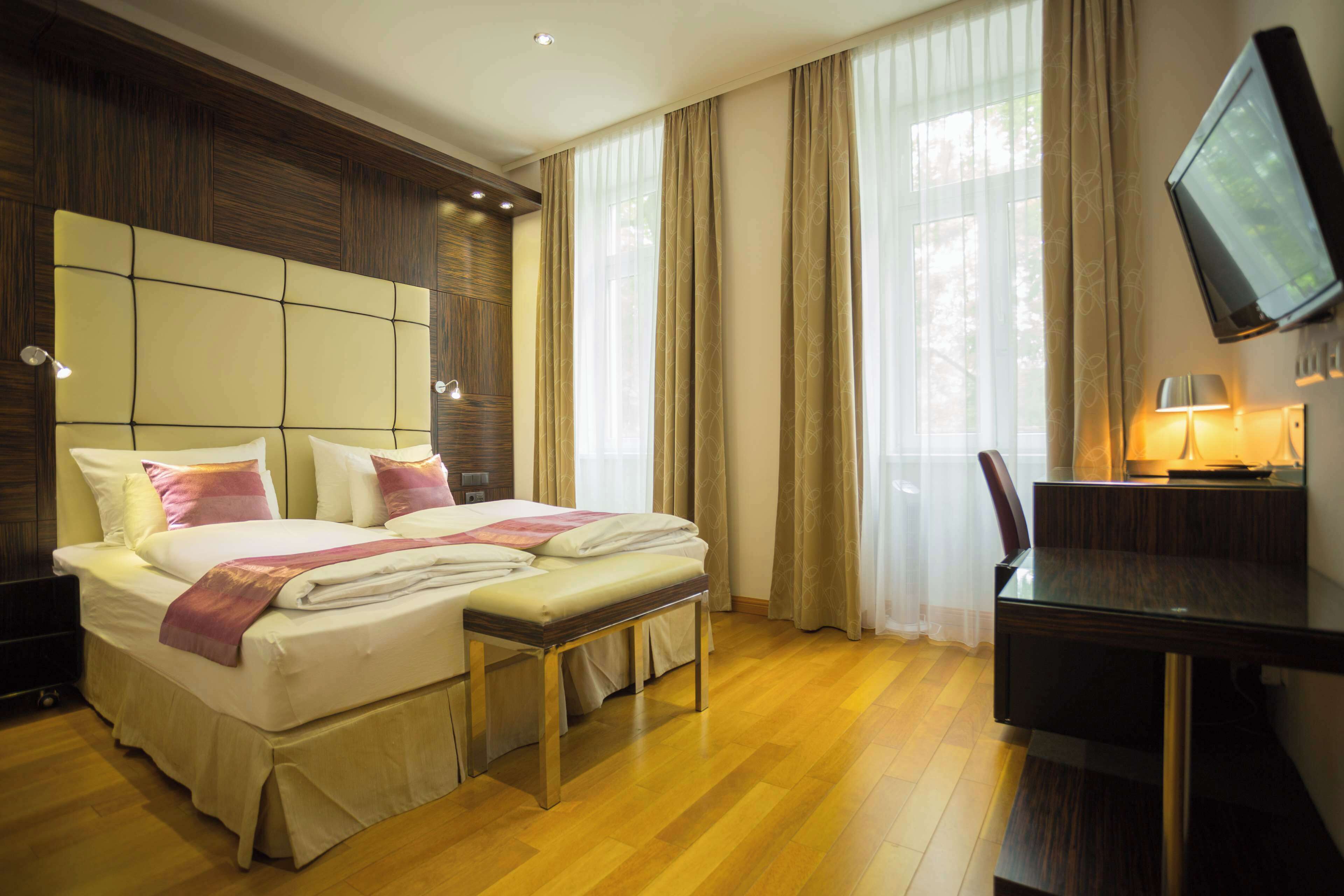 Quarto Clássico, 1 cama de casal (Converts to 2 TwinBeds;Quiet Location) | Roupa de alta qualidade, cofre no quarto 