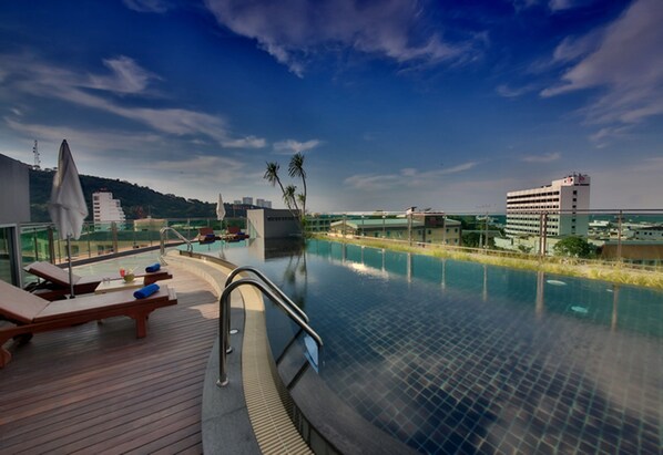 Piscina exterior, guarda-sóis, espreguiçadeiras 