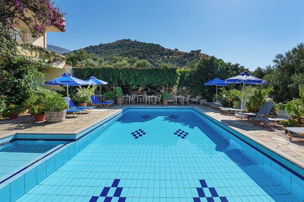 Piscina externa, guarda-sóis, espreguiçadeiras