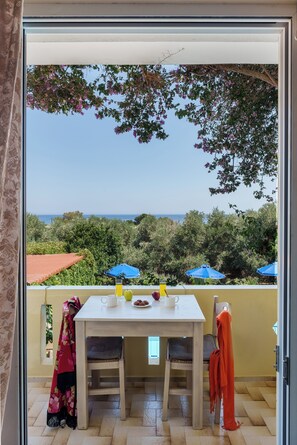 Quarto standard, vista para o mar | Vista da sacada