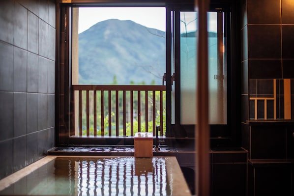 Suite, não fumadores (with Onsen, Main Building, Kohaku) | Casa de banho | Artigos de higiene pessoal grátis, um secador de cabelo, um bidé