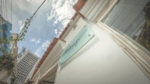 Esquina de um edifício com uma placa que diz "Amanzo".