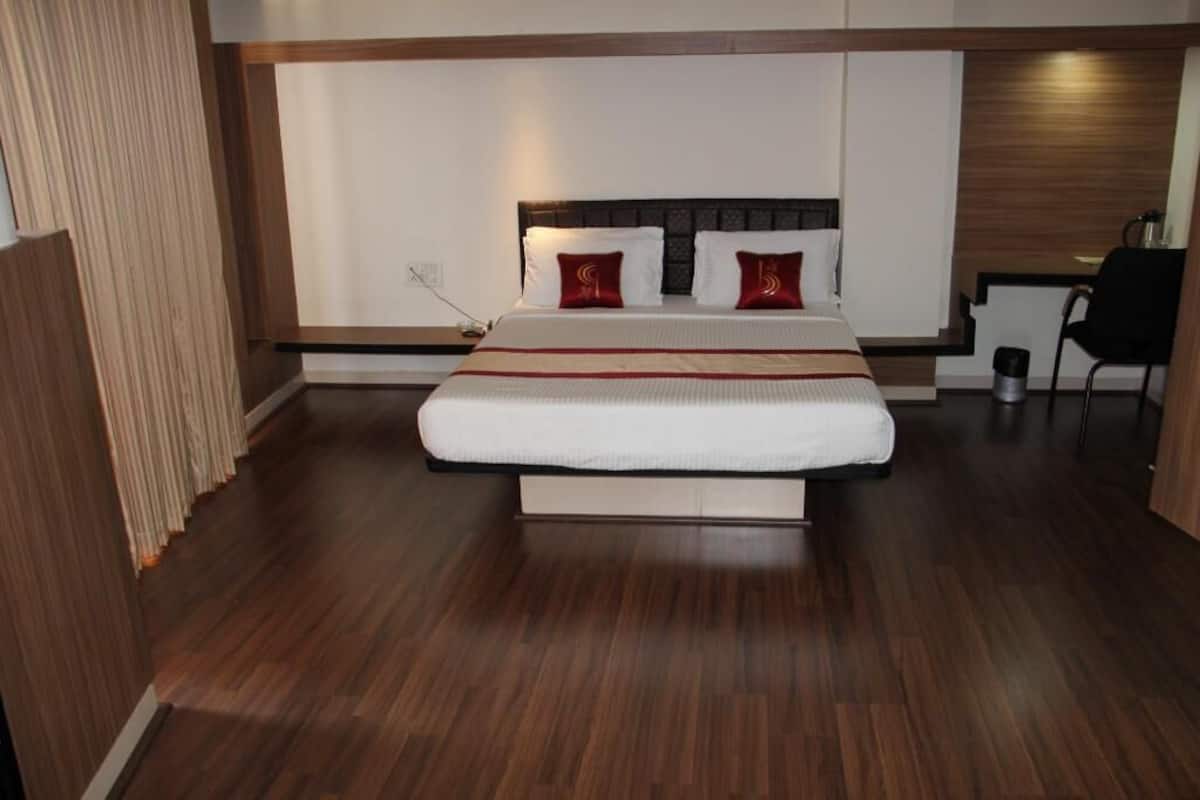 Roupa de alta qualidade, minibar, cofre no quarto, secretária