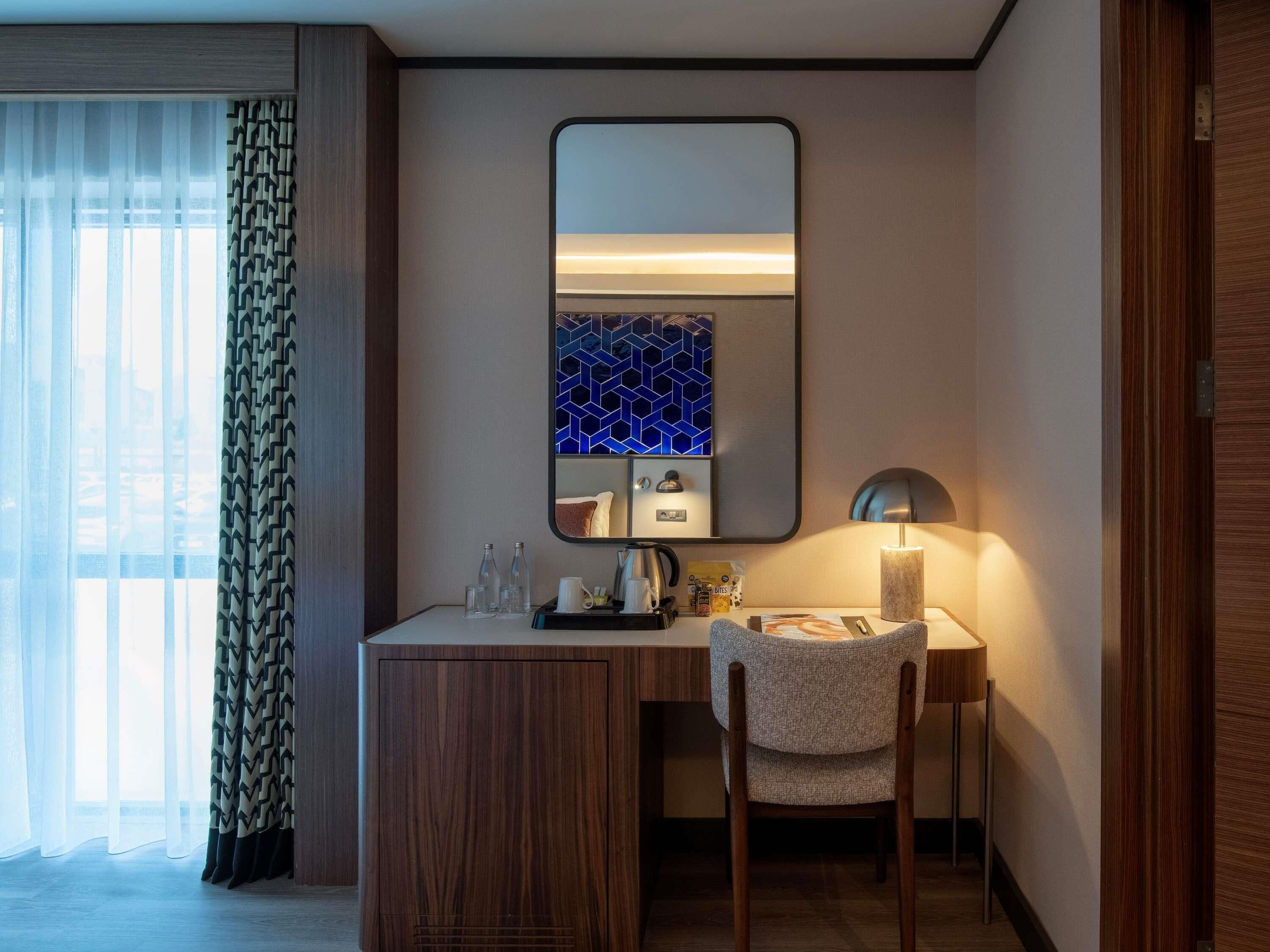 Quarto Duplo Superior, 1 cama de casal | Edredões de penas, minibar, cofre no quarto, secretária 