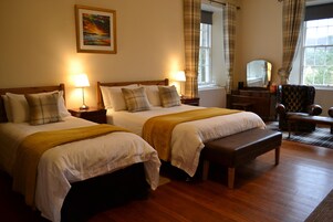 Quarto Duplo Deluxe, casa de banho anexa, vista para a montanha (Tartan Room) | Com decoração personalizada, com mobília individualizada 
