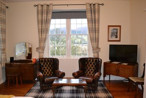 Quarto Duplo Deluxe, casa de banho anexa, vista para a montanha (Tartan Room) | Com decoração personalizada, com mobília individualizada 