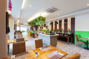 Pequeno-almoço tipo buffet diário (350 THB por pessoa)