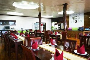 Pequenos-almoços servidos, cozinha asiática, com vista para a praia 