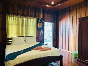Family with pool View | Cofre no quarto, secretária, Wi-fi grátis 