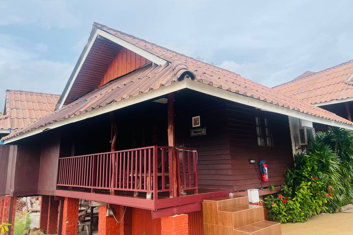 Superior Bungalow Seaview with Kitchen | Cofre no quarto, secretária, berços/camas para crianças grátis