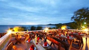 Café da manhã, almoço e jantar; culinária asiática, vistas para a praia