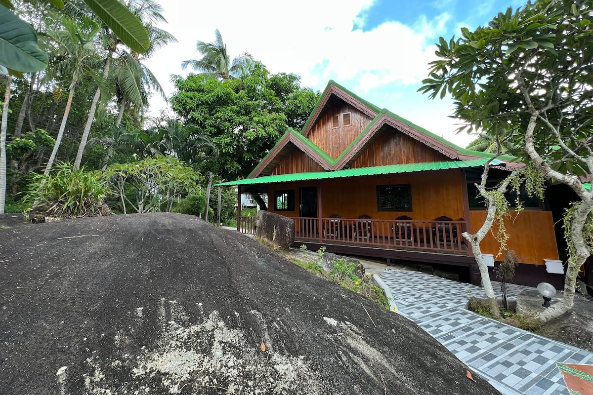 Family Room | Cofre no quarto, secretária, berços/camas para crianças grátis