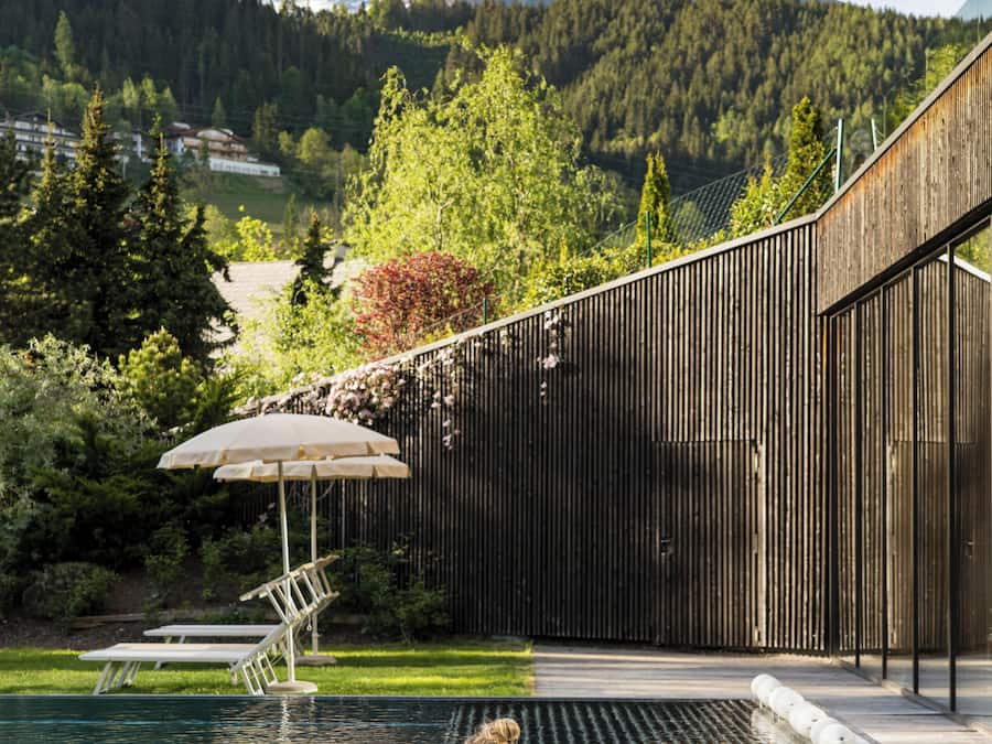 Piscina interna, piscina externa, funciona das 6h às 23h, guarda-sóis