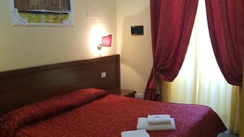 Cofre no quarto, secretária, ferro/tábua de engomar, Wi-fi grátis