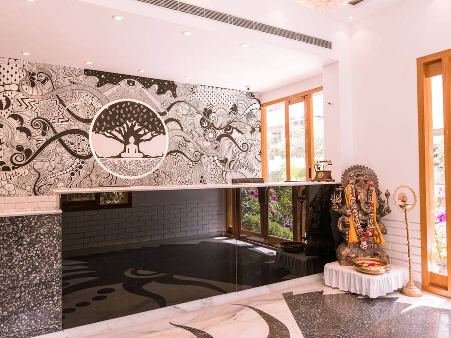 Quarto com parede estampada, uma estátua e uma janela.