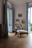 Suíte panorâmica, sacada, de frente para o mar (Pablo Picasso) | Roupas de cama premium, frigobar, cofres nos quartos, escrivaninha