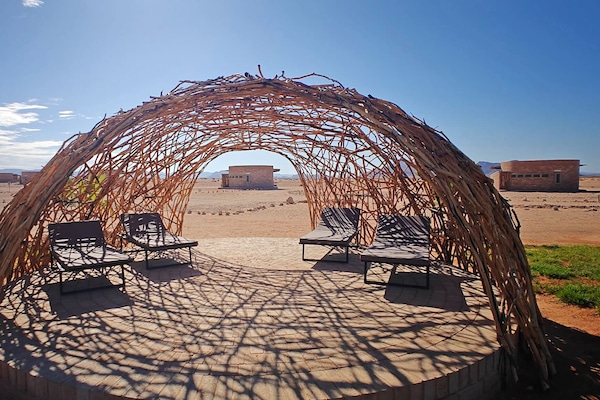 Piscina externa, espreguiçadeiras