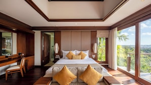 Um quarto espaçoso com uma cama grande, móveis de madeira e uma varanda com vista.