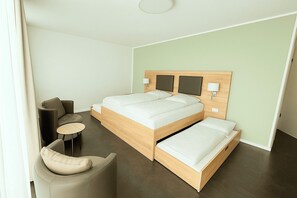 Quarto Quádruplo Familiar | Roupa hipoalergénica, minibar, cofre no quarto, secretária 