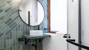 Quarto casal conforto | Banheiro | Secador de cabelo, roupões de banho, chinelos, toalhas de banho