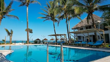 2 piscinas externas, funciona das 8h às 21h30, guarda-sóis