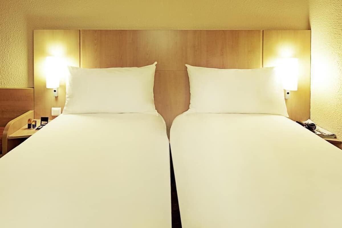 Quarto Twin Standard, 2 camas individuais | Minibar, cofre no quarto, secretária, ferro/tábua de engomar